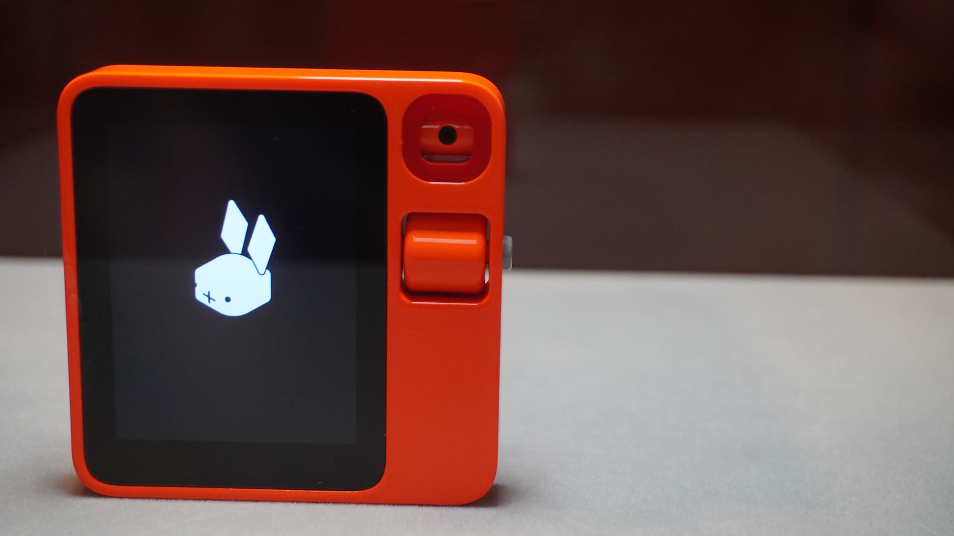 Rabbit R1: Descubre el Dispositivo que Revoluciona la CES 2024 - DimensionIA